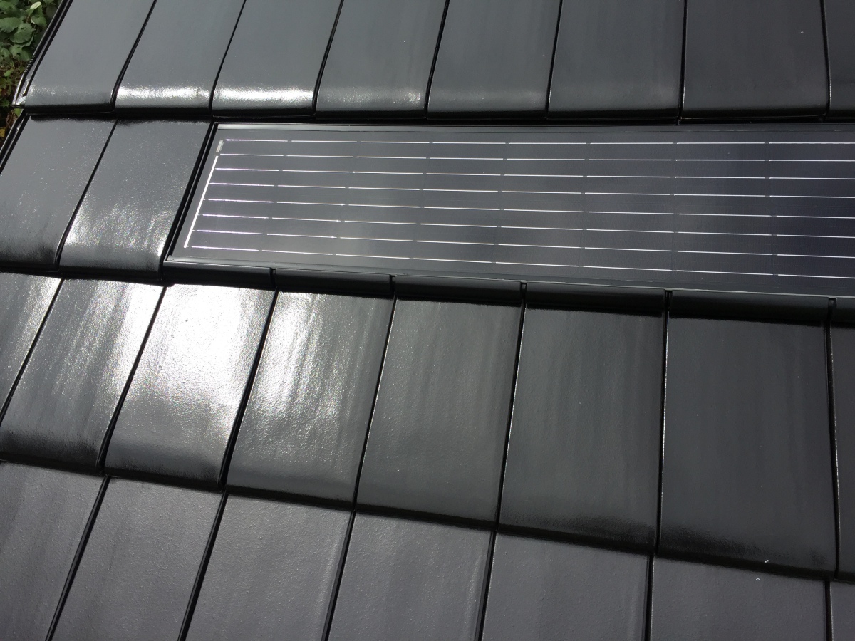 Solarziegel ins Dach integriert - Deutsche BauZeitschrift