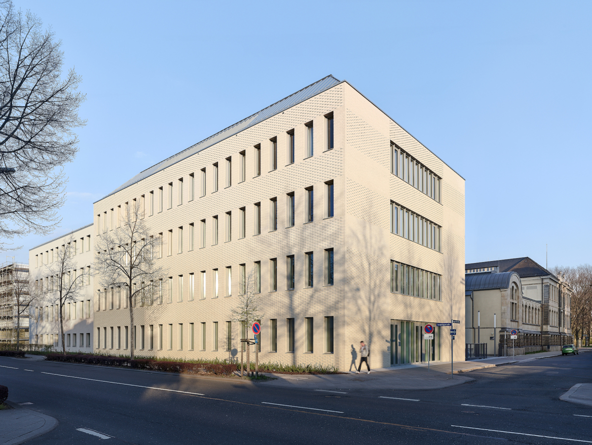 Finanzamt, Zwickau - Deutsche BauZeitschrift - die ...